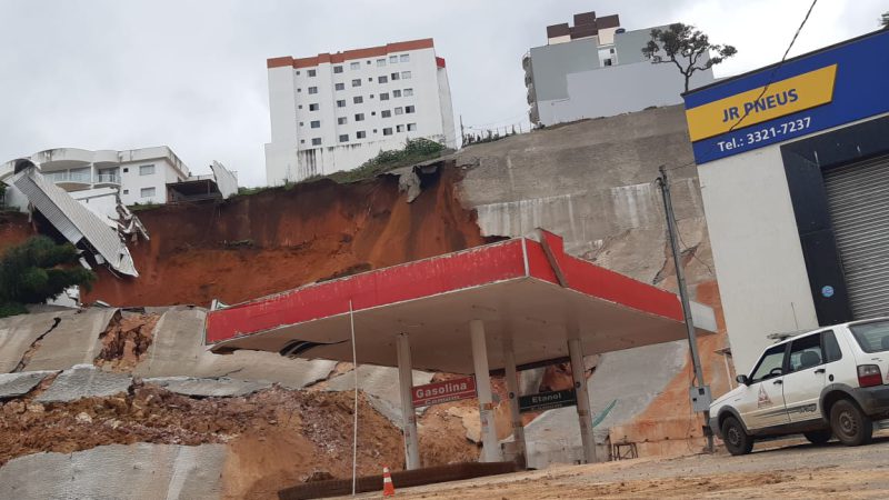 Encosta desmorona e leva parte de casa junto, em Caratinga. Obra de ...